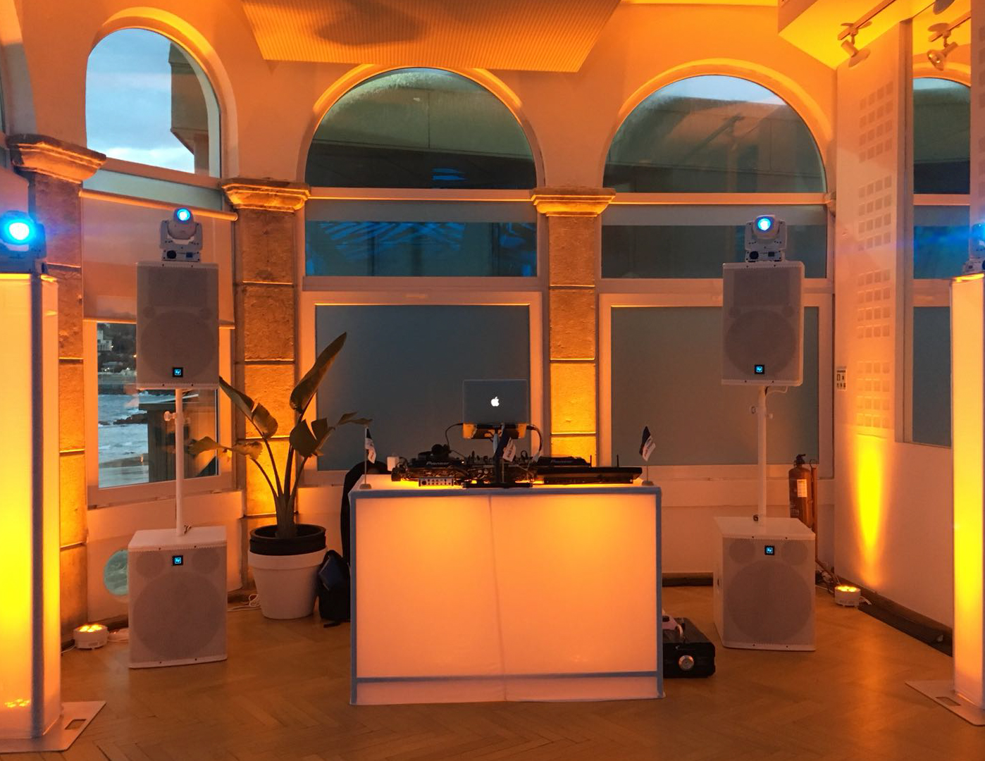 Groove – Djs, Audiovisuais e Produção de Eventos – Let's Groove